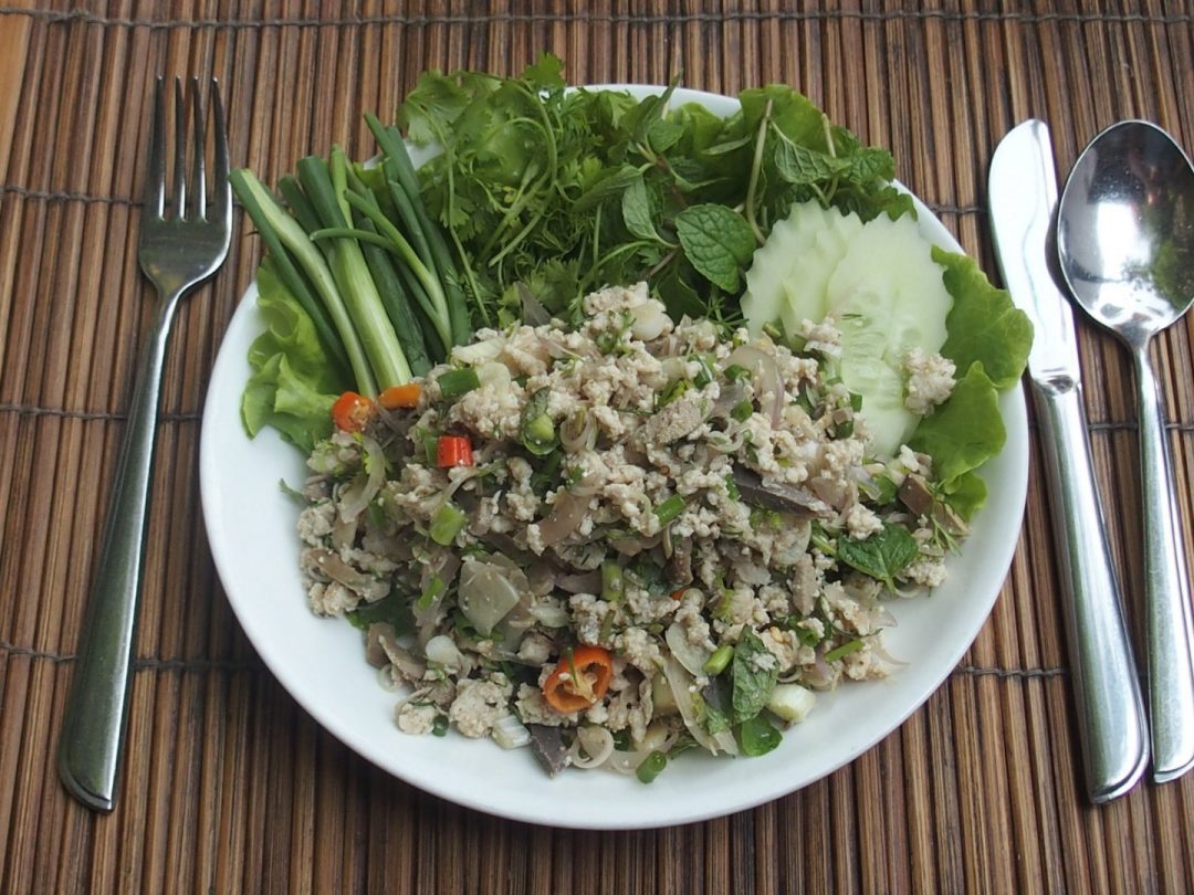 Laap Kai au poulet - Cette salade fraîcheur est un véritable délice