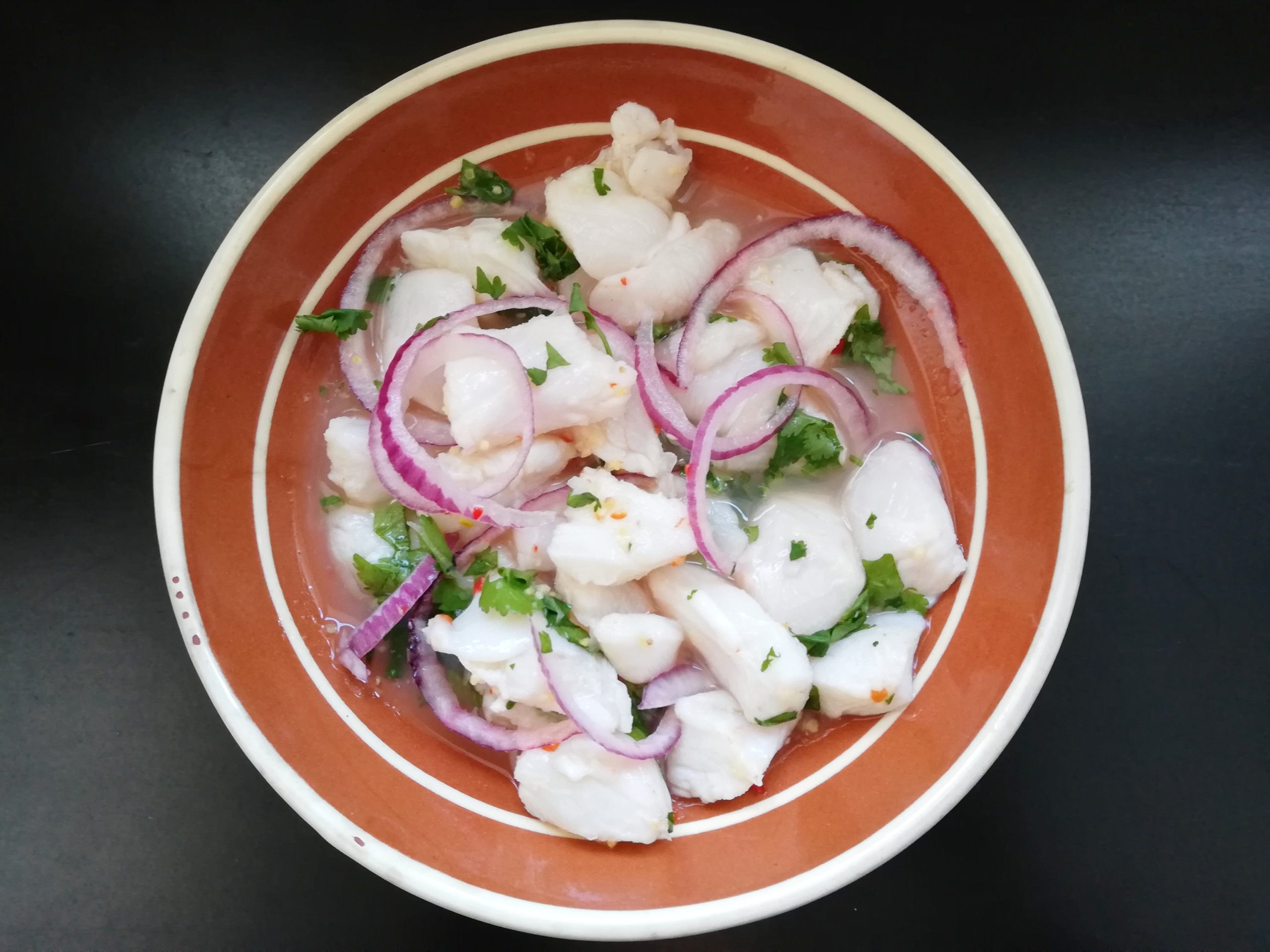 Recette du ceviche - un plat traditionnel emblématique au Pérou